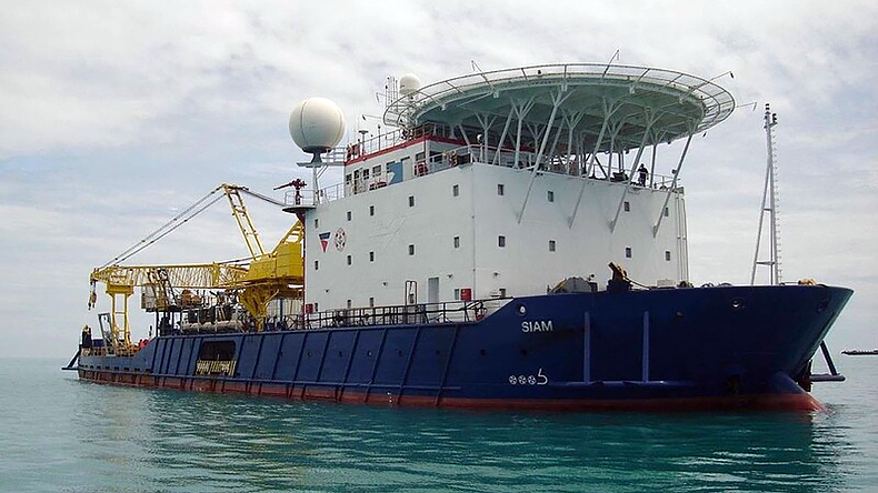 UK licence suspension of Indian Ocean floating armouries leaves 3,000 ...