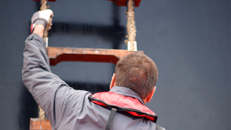 Pilots must refuse to board ships with unsafe transfer ladders :: Lloyd ...