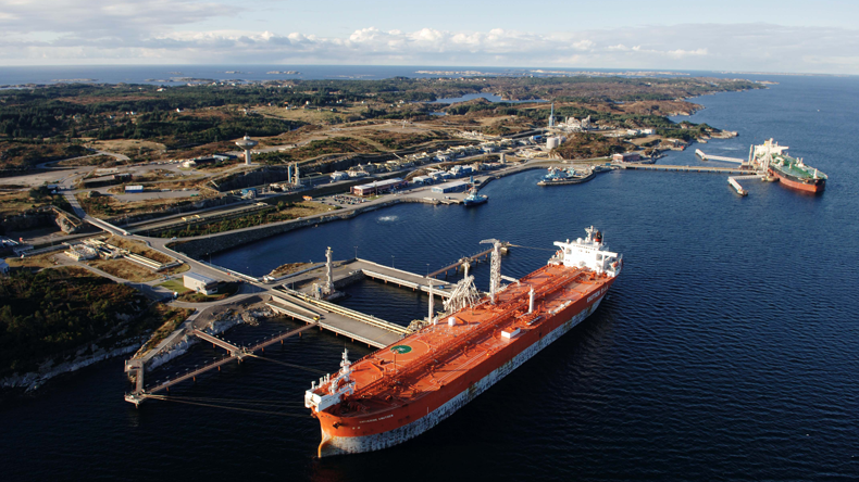 Norwegian oil terminal shuts after ships collide :: Lloyd's List